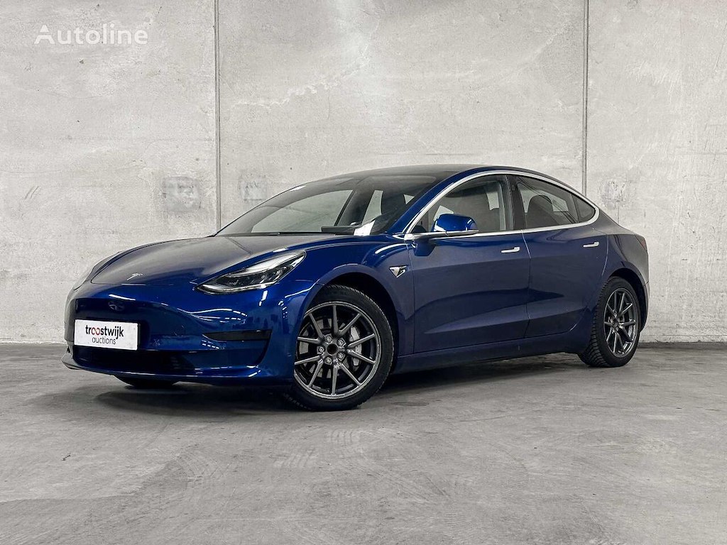 Prodaje se Tesla Model 3 sedan na aukciji