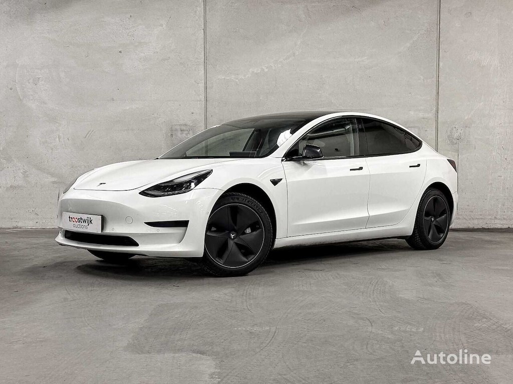 Prodaje se Tesla Model 3 sedan na aukciji