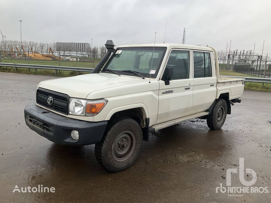 Prodaje se Toyota LAND CRUISER 78 terenac na aukciji