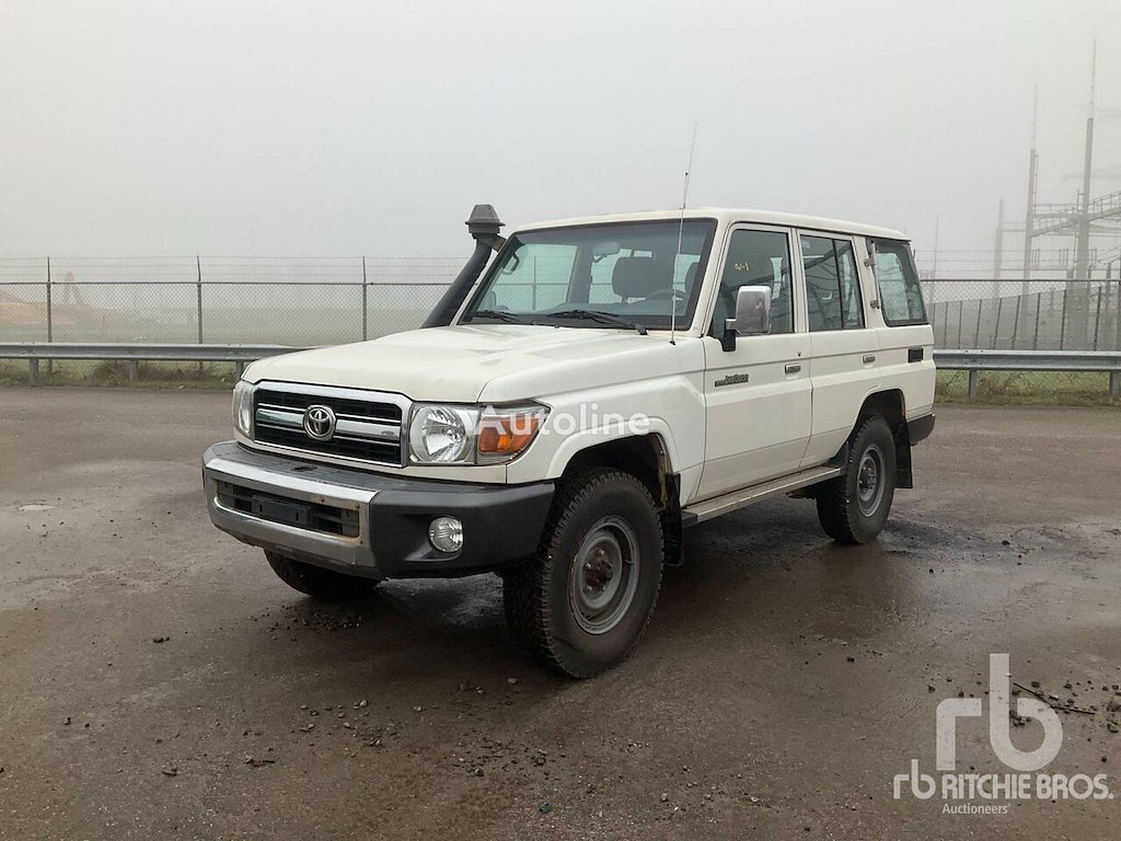 Prodaje se Toyota LAND CRUISER 78 terenac na aukciji