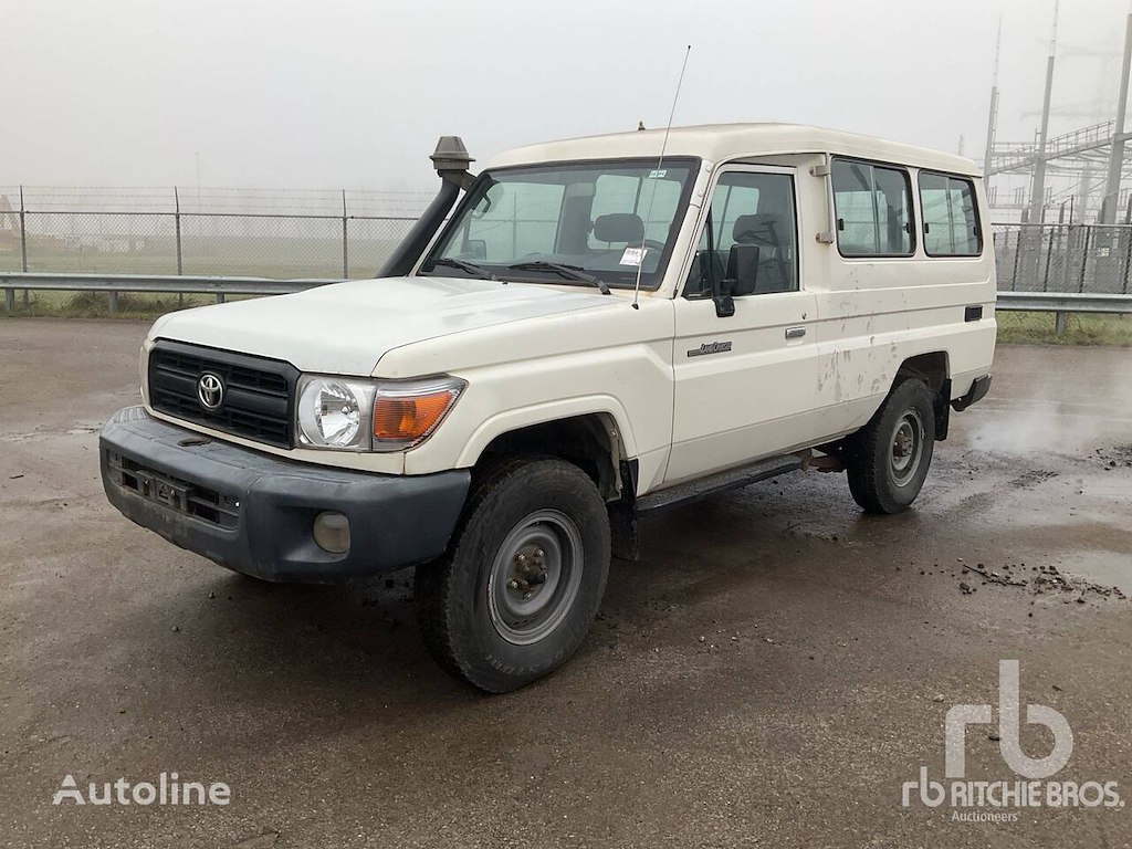 Prodaje se Toyota LAND CRUISER 78 terenac na aukciji