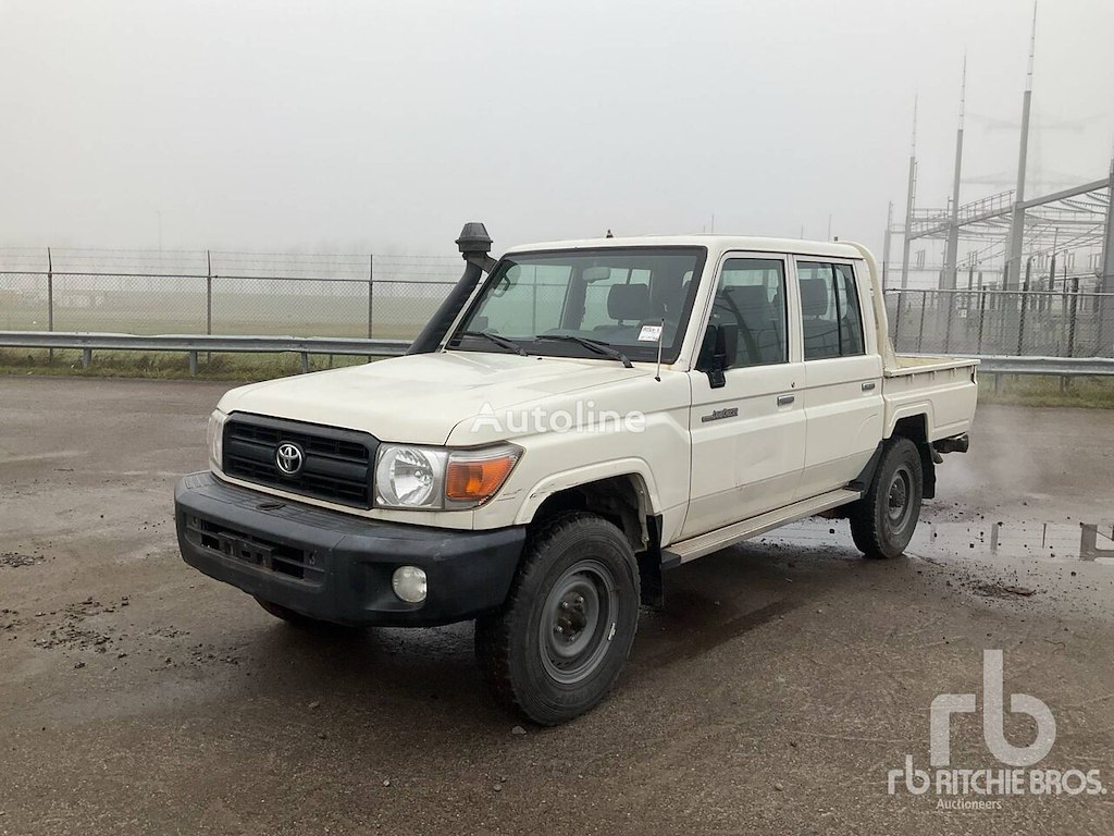 Prodaje se Toyota LAND CRUISER 78 terenac na aukciji