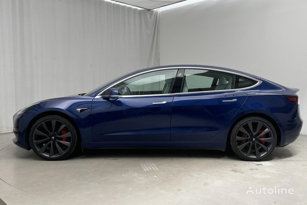 Prodaje se Tesla Model 3 sedan na aukciji