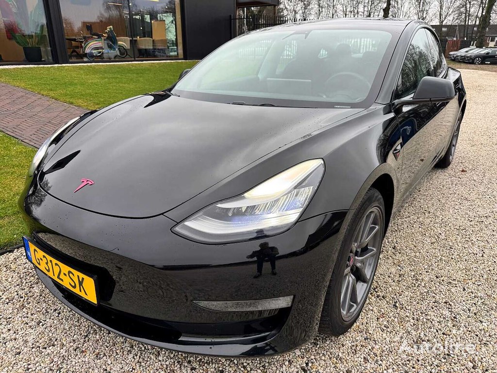 Prodaje se Tesla Model 3 sedan na aukciji