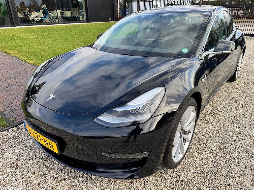 Prodaje se Tesla Model 3 sedan na aukciji