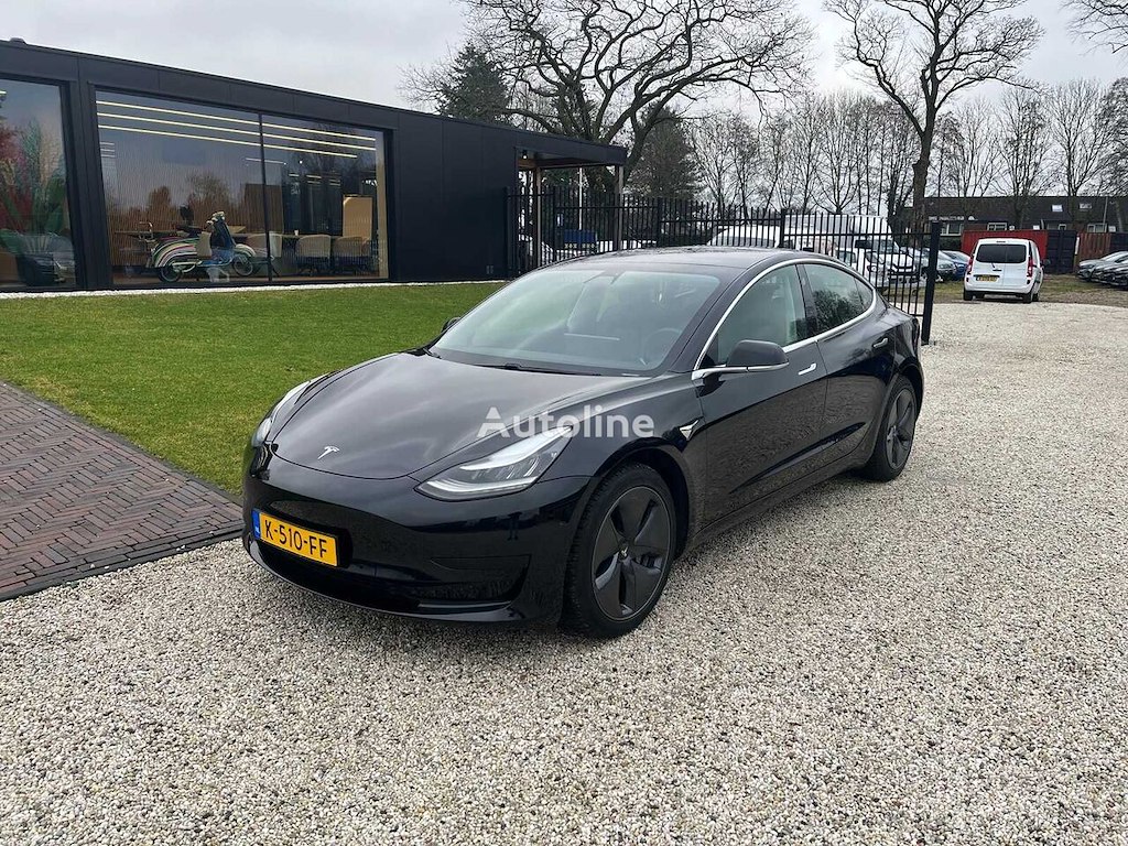 Prodaje se Tesla Model 3 sedan na aukciji