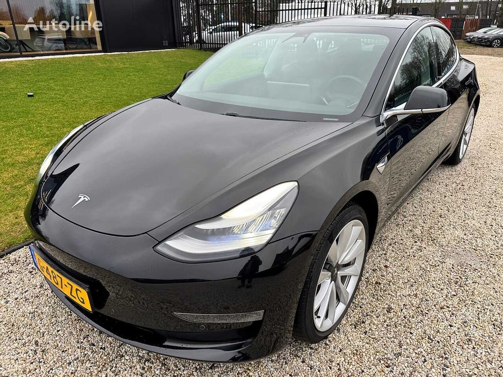 Prodaje se Tesla Model 3 sedan na aukciji