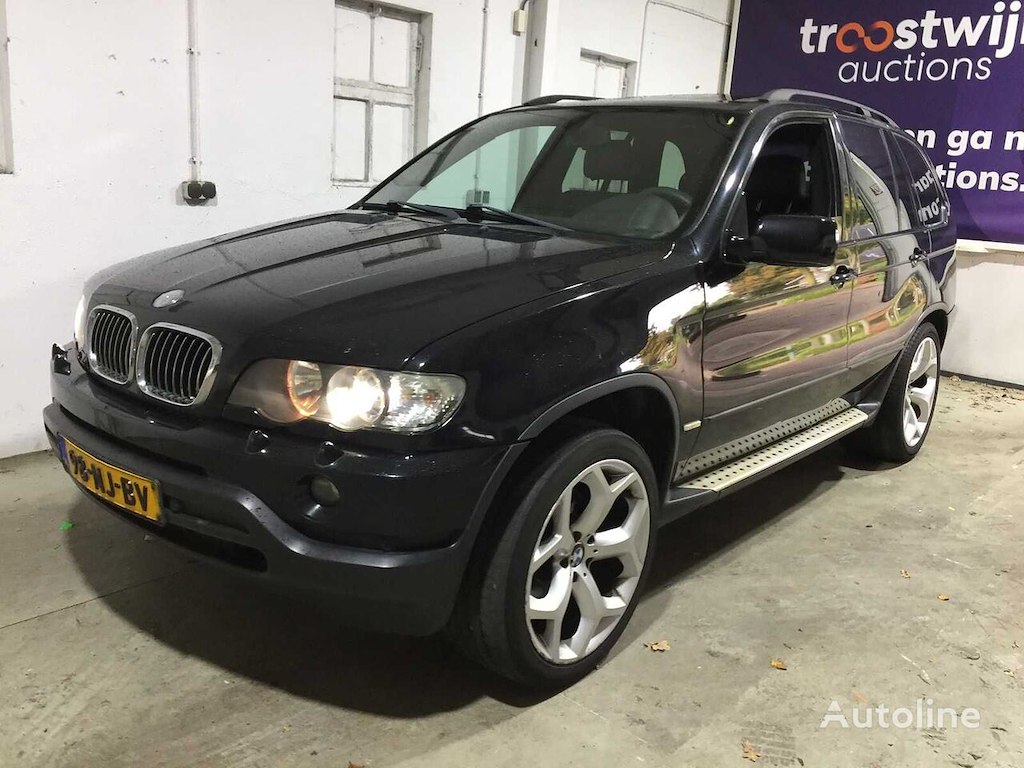 Prodaje se BMW X5 krosover na aukciji