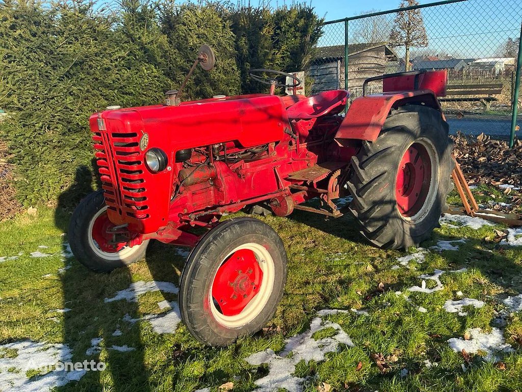 Prodaje se McCormick D217 mini traktor na aukciji