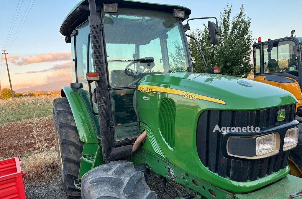 John Deere 5820 traktor točkaš