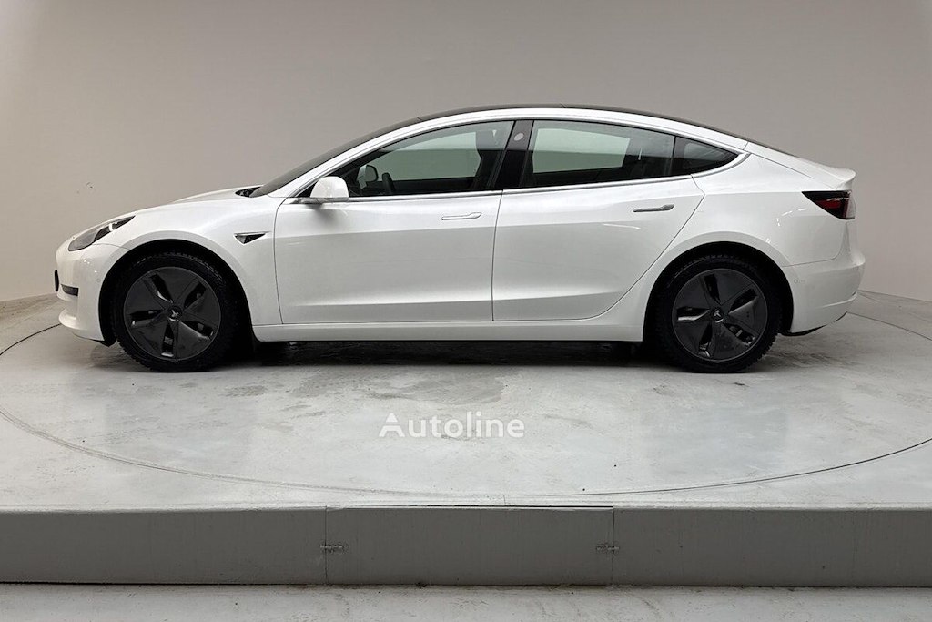 Prodaje se Tesla Model 3 sedan na aukciji