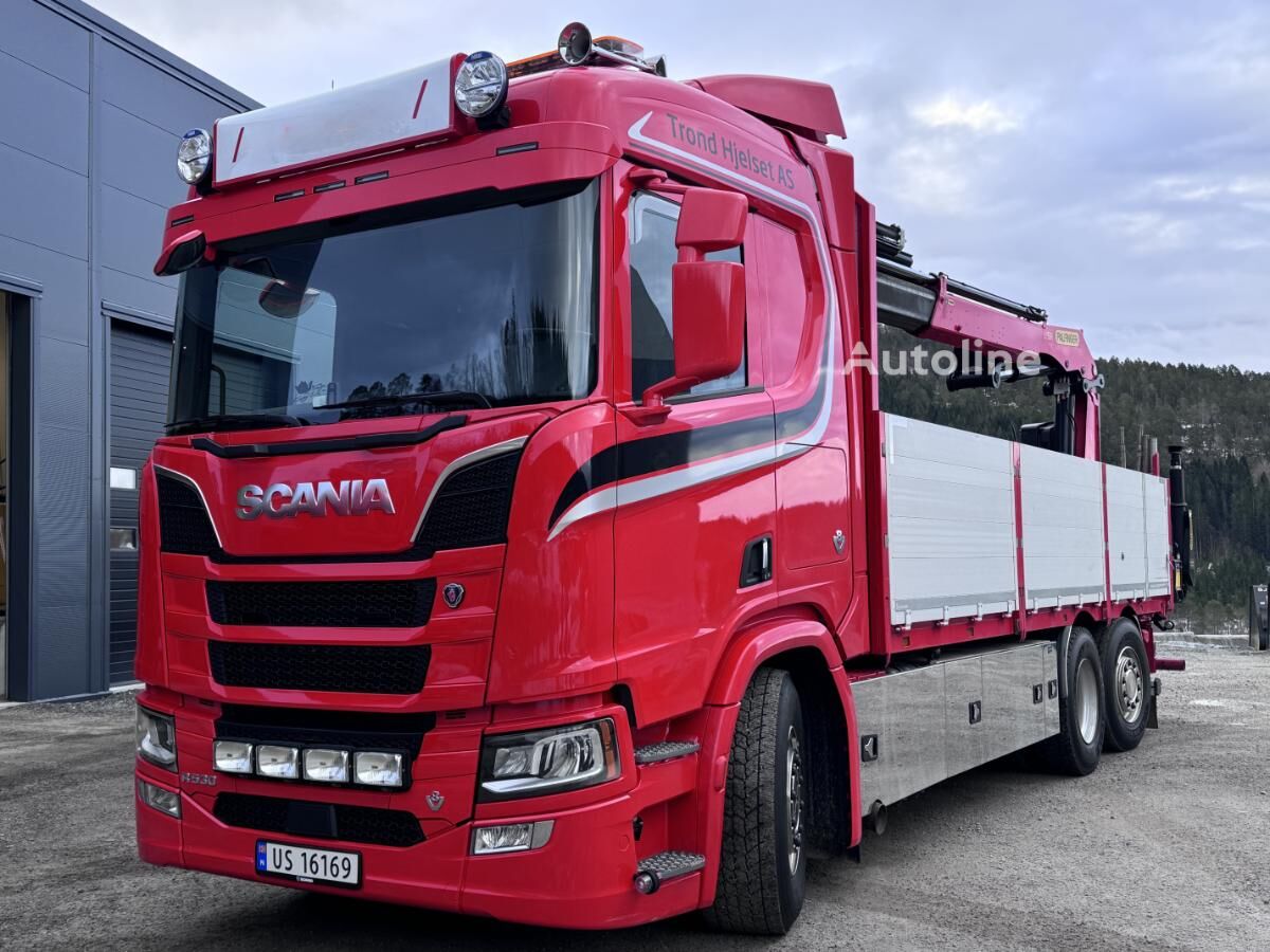 Prodaje se Scania R-serie R 530 6x2 - Kranbil med bakmontert kran - Palfinger 2300 kamion s ravnom platformom na aukciji