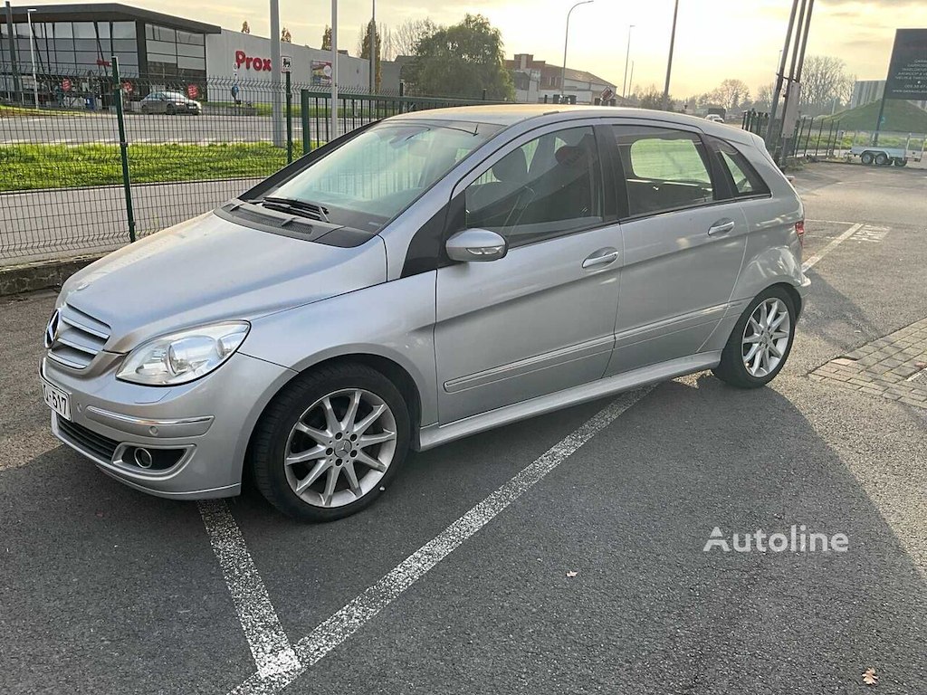 Prodaje se Mercedes-Benz B180 hečbek na aukciji