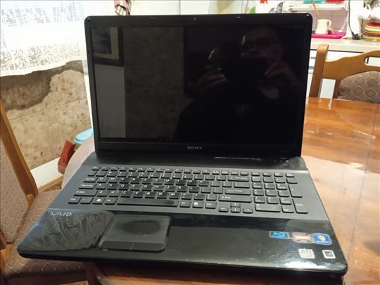 SONY VAIO 17" neispravan