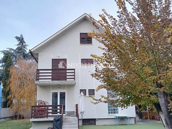 Bežanijska kosa, ul. Bež. ilegalaca, kuća, 170 m2, 8 ari placa / 2.000 Eura