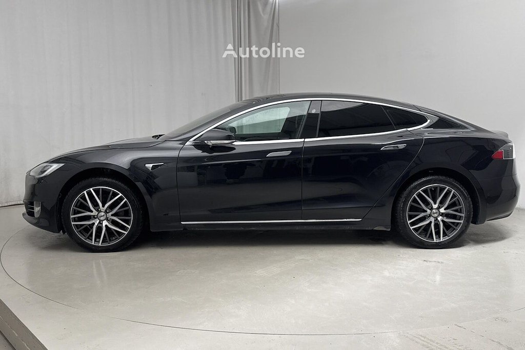 Prodaje se Tesla Model S sedan na aukciji