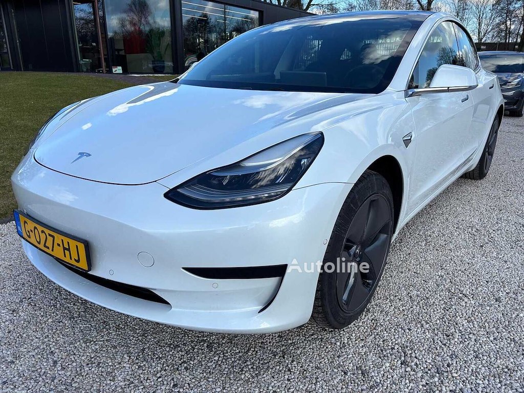 Prodaje se Tesla Model 3 sedan na aukciji