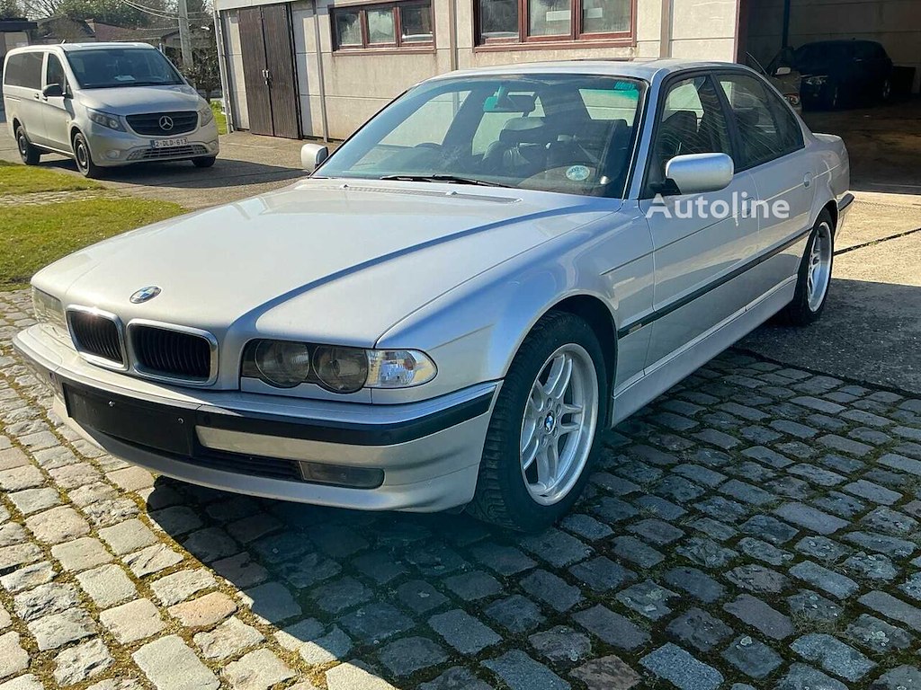 Prodaje se BMW 728i sedan na aukciji