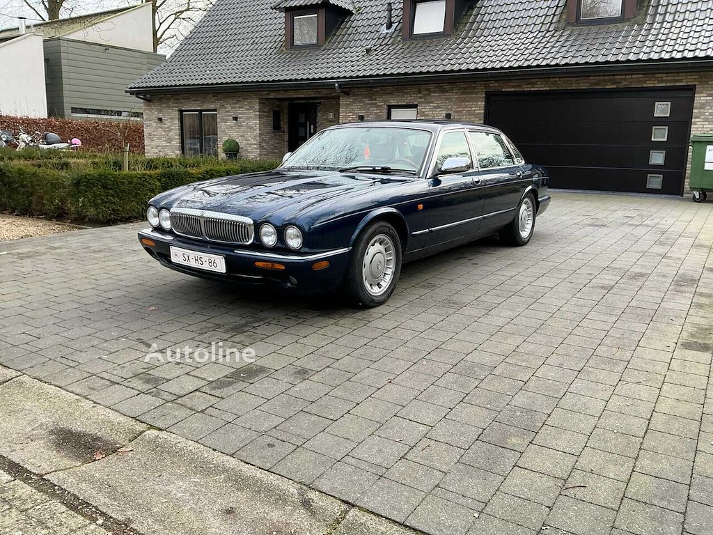 Prodaje se Jaguar XJ8 sedan na aukciji