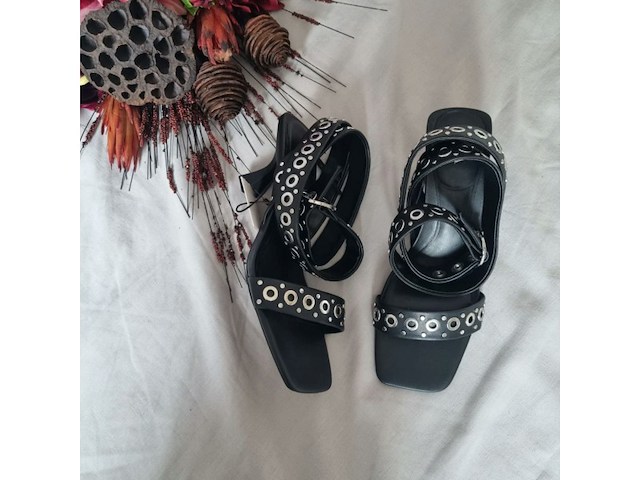 Nove Zara sandale sa nitnama 38 vel 24.6cm ug