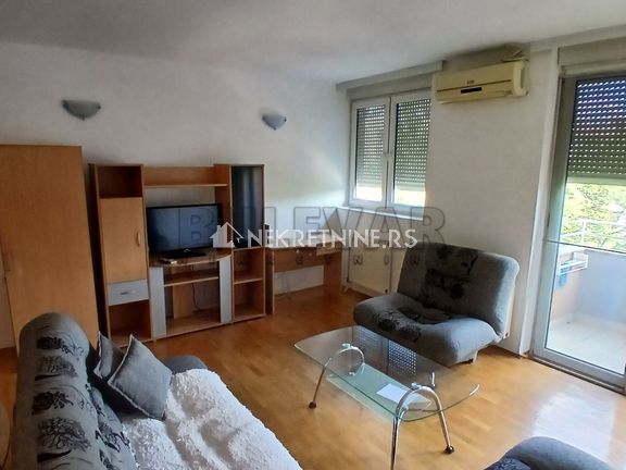 Izdaje se odličan stan u centru Niša, kod Pravnog fakulteta, 68m2
