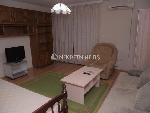 Izdajem namešten stan, Vršac, širi centar 45 m2 + balkon 12 m2.
