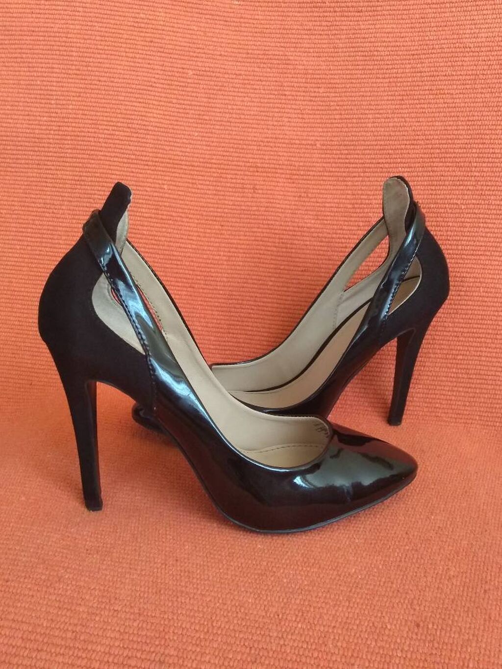 Salonke, Zara, 39