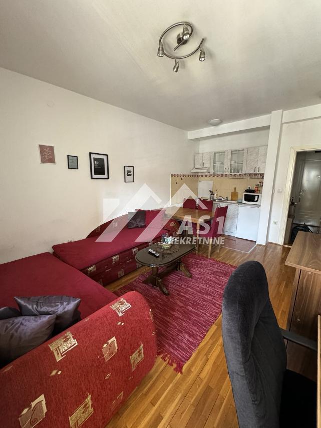 IZDAJE SE GARSONJERA U STROGOM CENTRU ID#3339 280 €