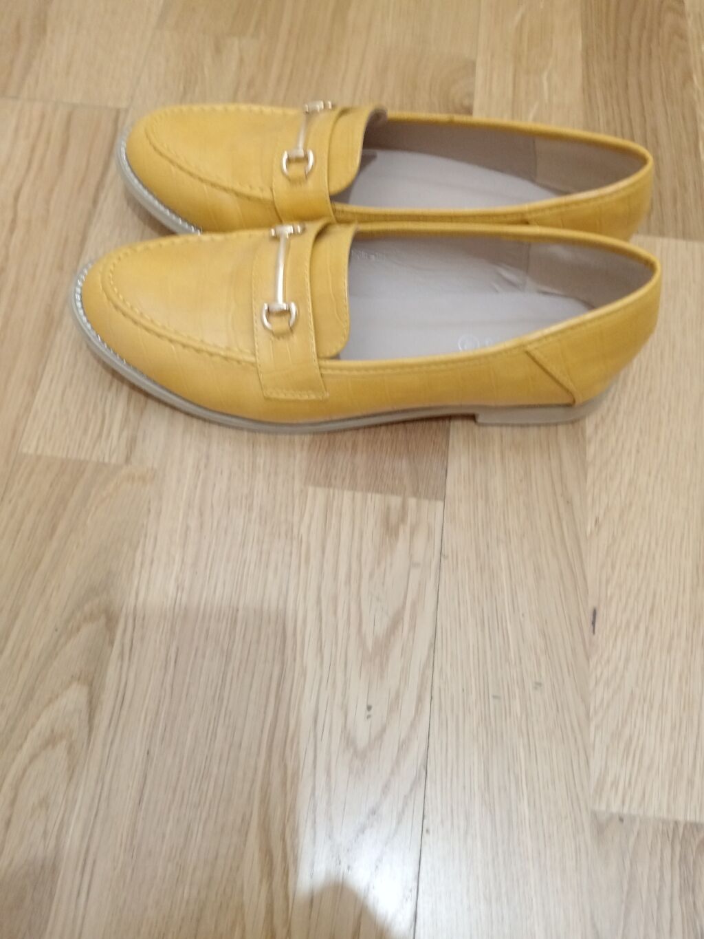 Ženske mokasine – žuta boja - Klasičan loafer dizajn sa metalnom