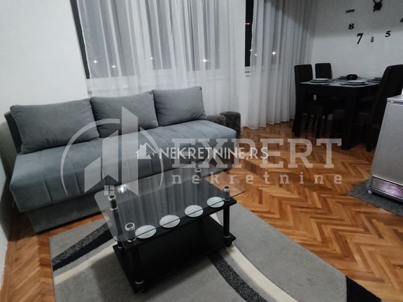 Izdaje se dvosoban stan u centru Niša, 55m2!