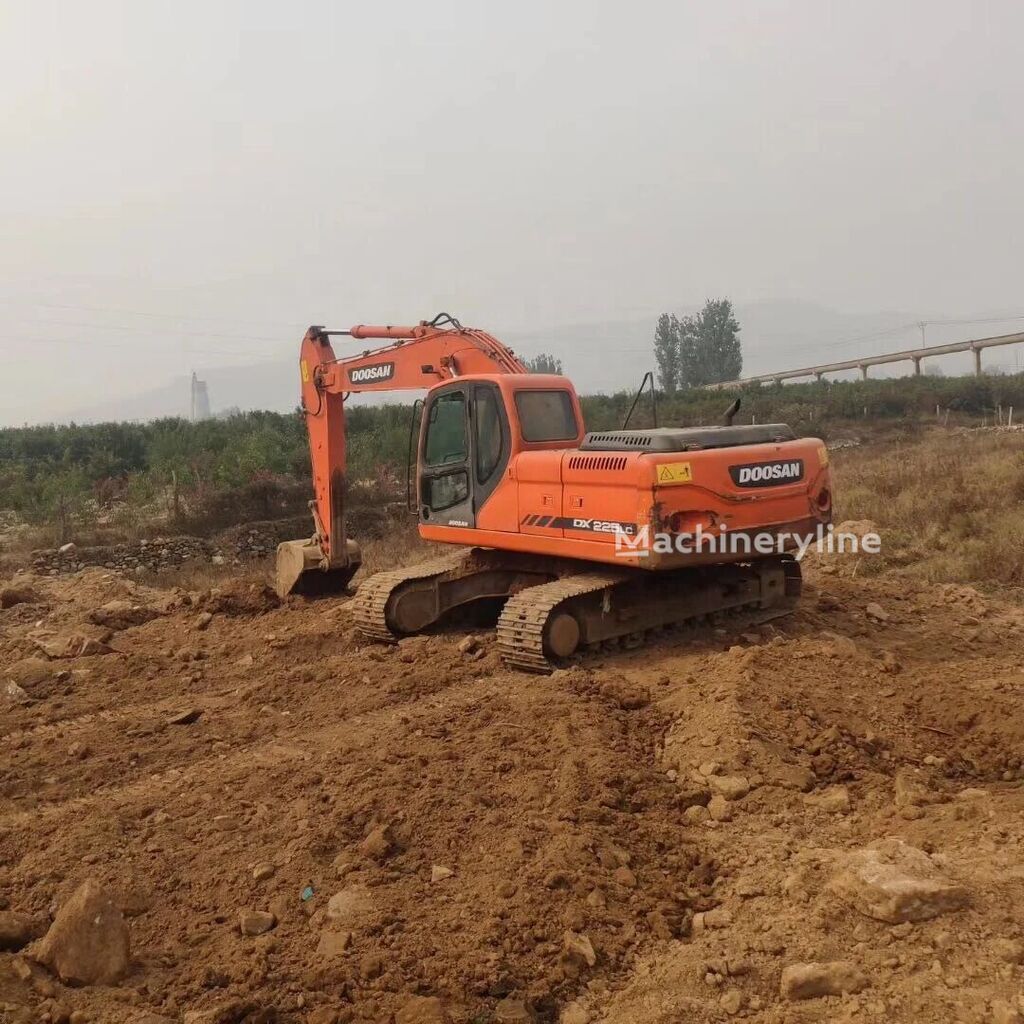 Doosan DX225 bager guseničar