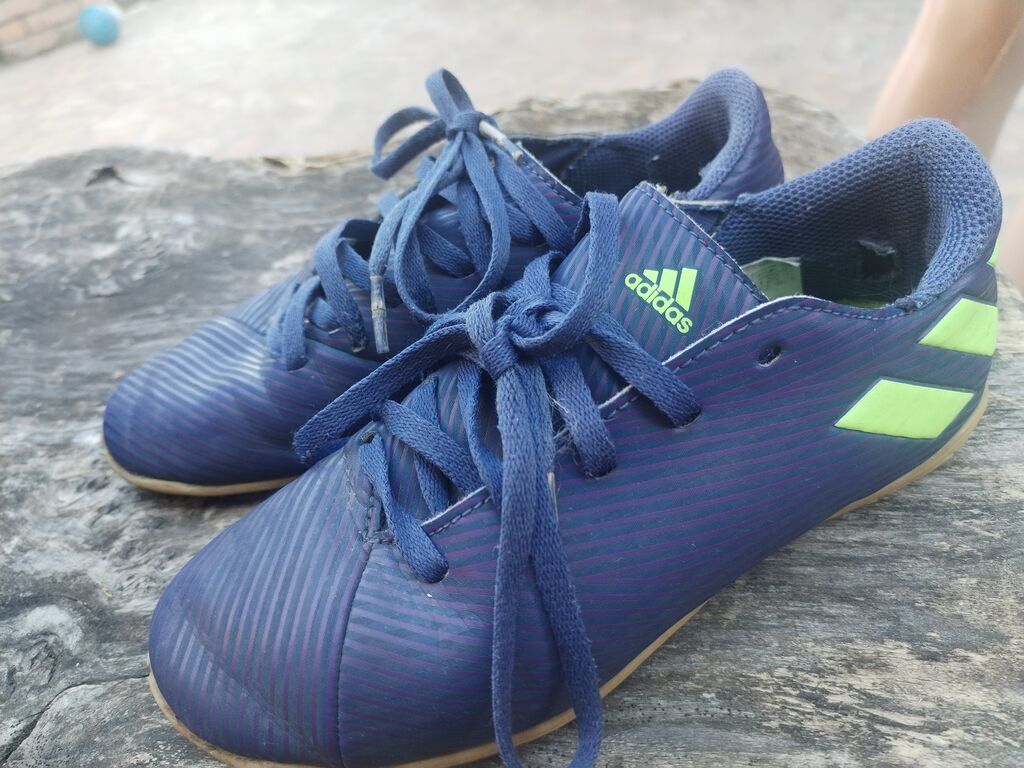 Adidas patike za decake br 33 Unutra postava ostecena, spolja super