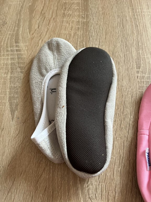 Decije betanke kozne, sive boje 26 broj, nosene samo jednom za
