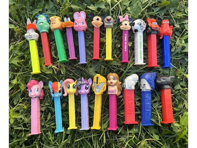 Lot 20 PEZ figura