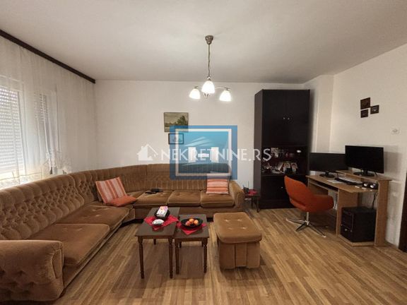 PRILIKA KOJA SE NE PROPUŠTA! Kuća na ODLIČNOJ lokaciji – idealna za stanovanje i investiciju!