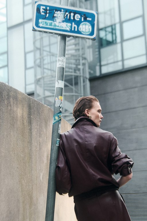 PREDIMENZIONISANA JAKNA OD OBLOŽENOG MATERIJALA