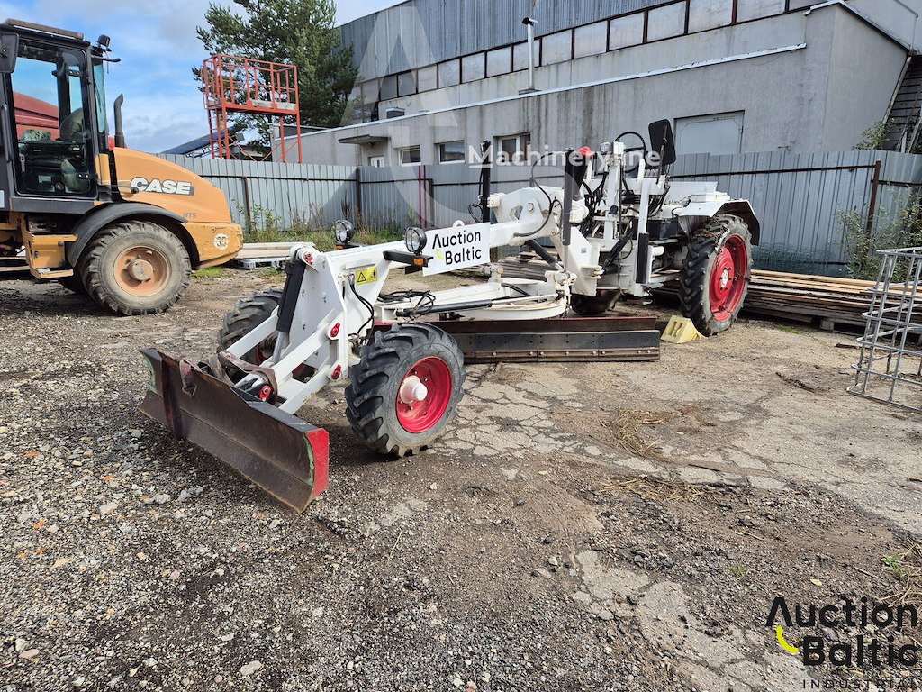 Prodaje se EI Attachments 09.NH.2750 grejder na aukciji