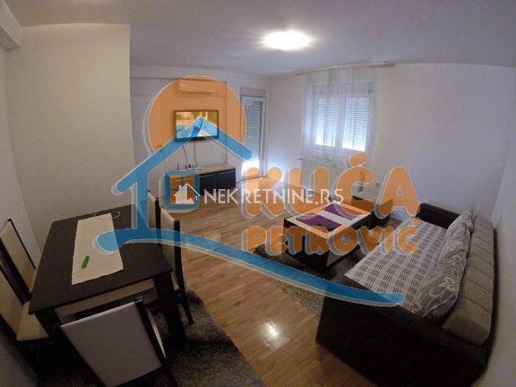 Izdaje se stan u novoj zgradi na keju kod tvrđave !!!