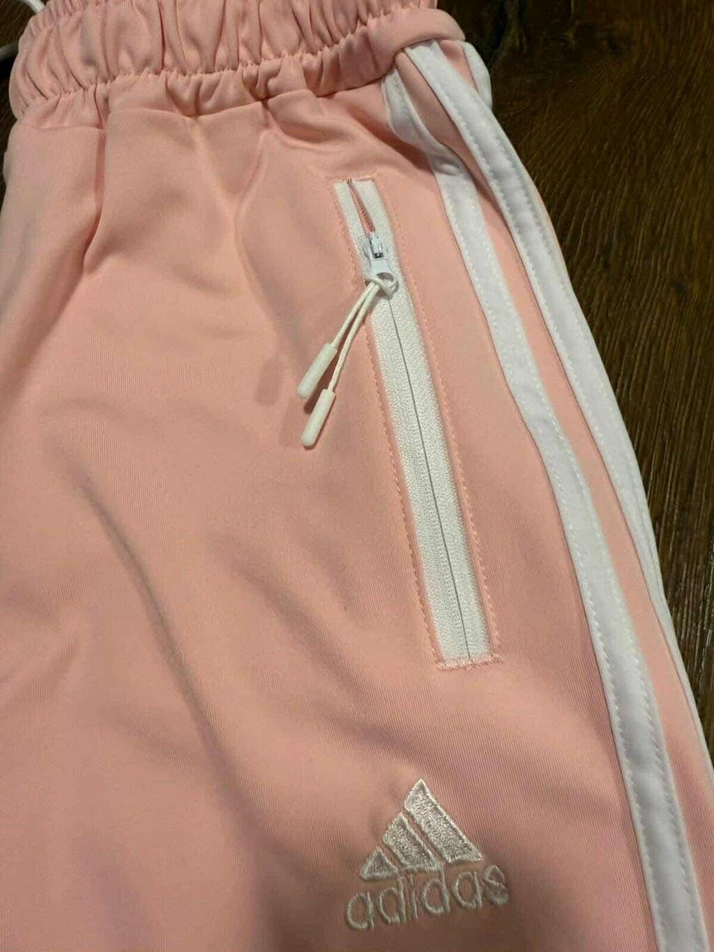 Adidas trenerke – donji deo - Model: uske sportske pantalone sa