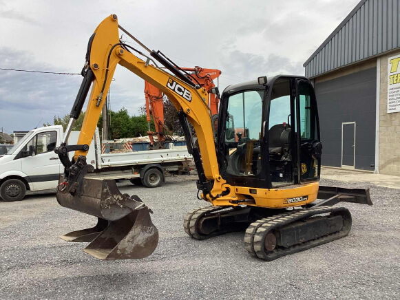 Prodaje se JCB ZTS 8030 mini bager na aukciji