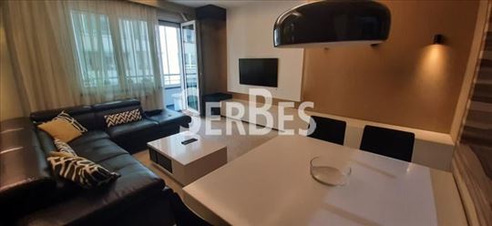 Lux 3,0 stan 91m2 sa garažom na Bulevaru Oslobođen