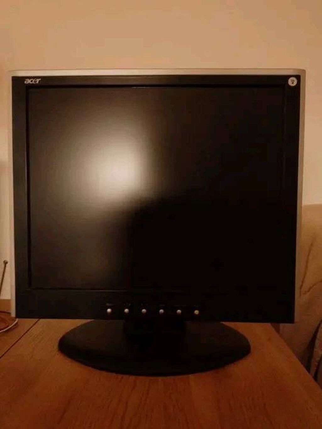 Na prodaju Acer monitor. Stariji model. Prošle godine je uključen i