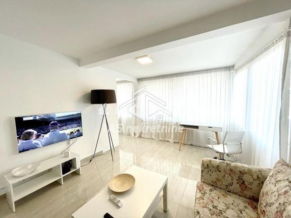 Vračar, Hram Svetog Save, 3.0 stan, 75m2, 1200 EUR