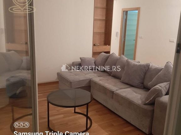 Izdavanje dvosoban stan 54 m² – novogradnja, odlična lokacija kod okretnice 31, kompletno namešten