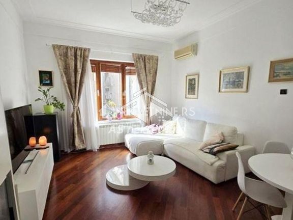 Vračar, Kalenić pijaca, 3.0 stan, 86m2, 1350 EUR