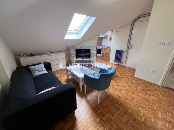 Na prodaju jednosoban stan uknjižen na 22m2, a korisne površine 32 m2.