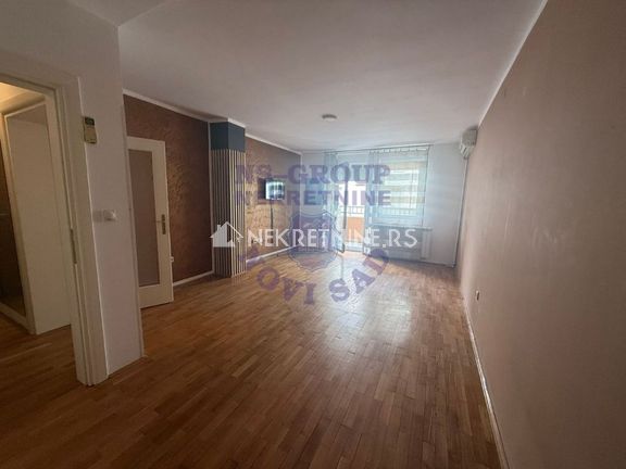 Nalazi se u ulici Lasla Gala, na Grbavici