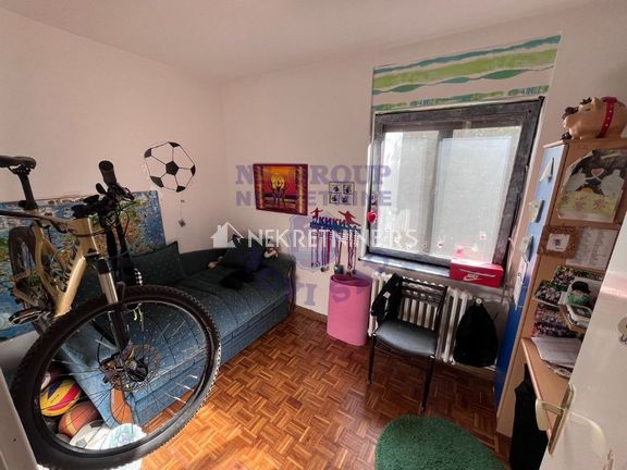 Na prodaju komforan trosoban stan površine 75 m²