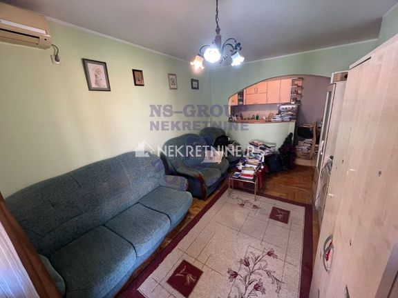 Odličan dvoiposoban stan na Novoj Detelinari 54m2