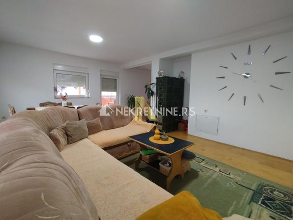 Prostran četvorosoban stan, 123 m² – Adice